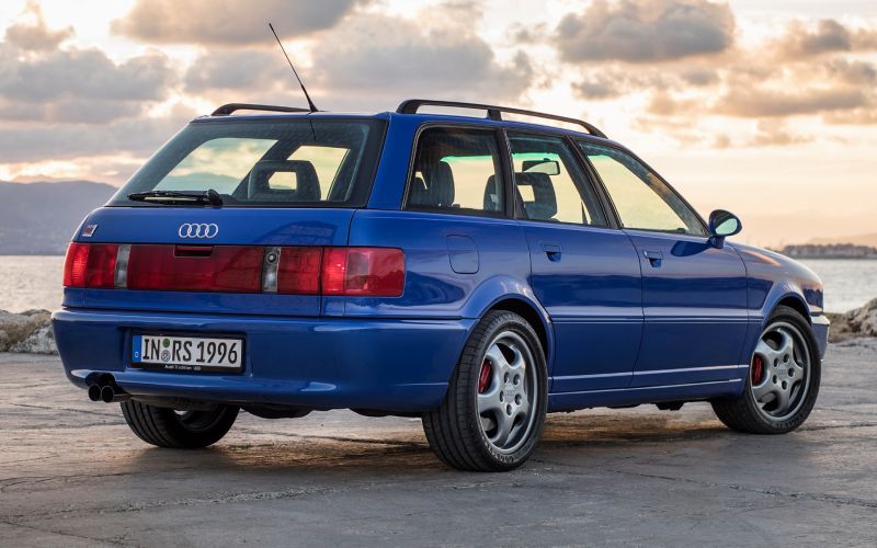 Как Audi RS2 покоряет треки: увлекательный обзор легендарного универсала